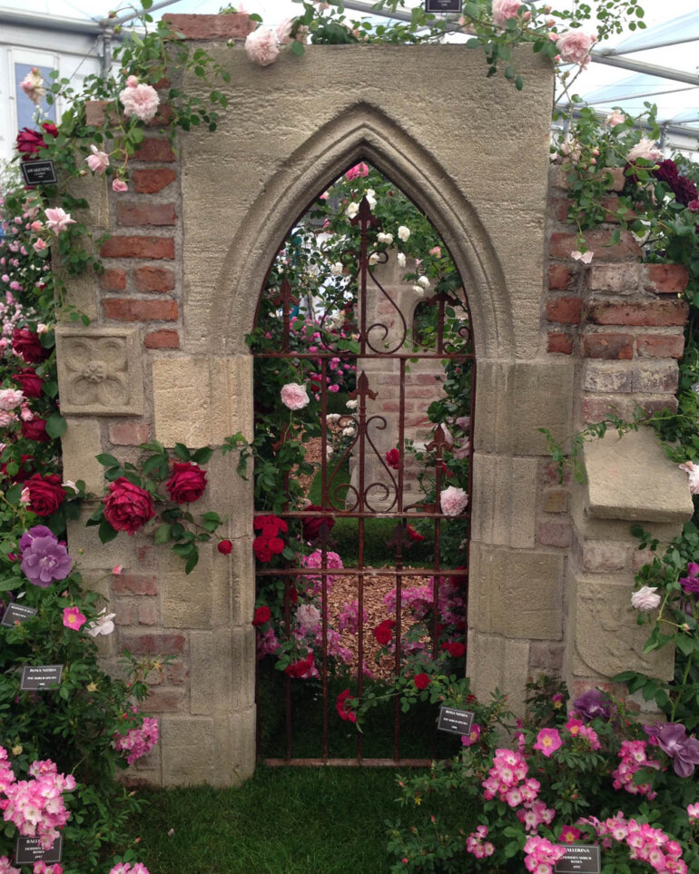 Secret Corner - Gothic Corner Ruin - Redwood Stone