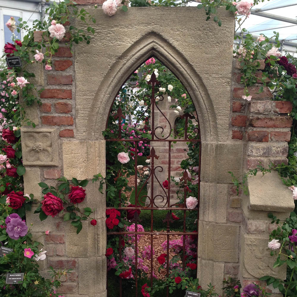Secret Corner - Gothic Corner Ruin - Redwood Stone